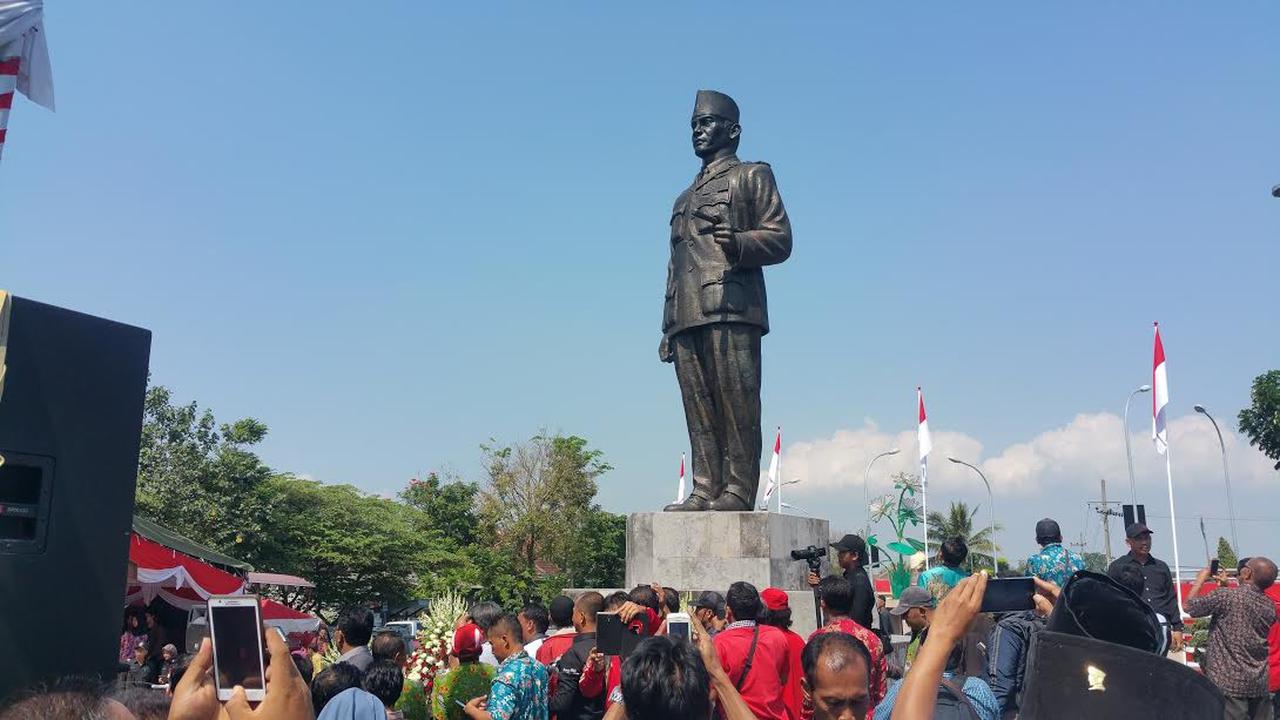 Megawati Resmikan Patung Bung Karno di Kota Blitar
