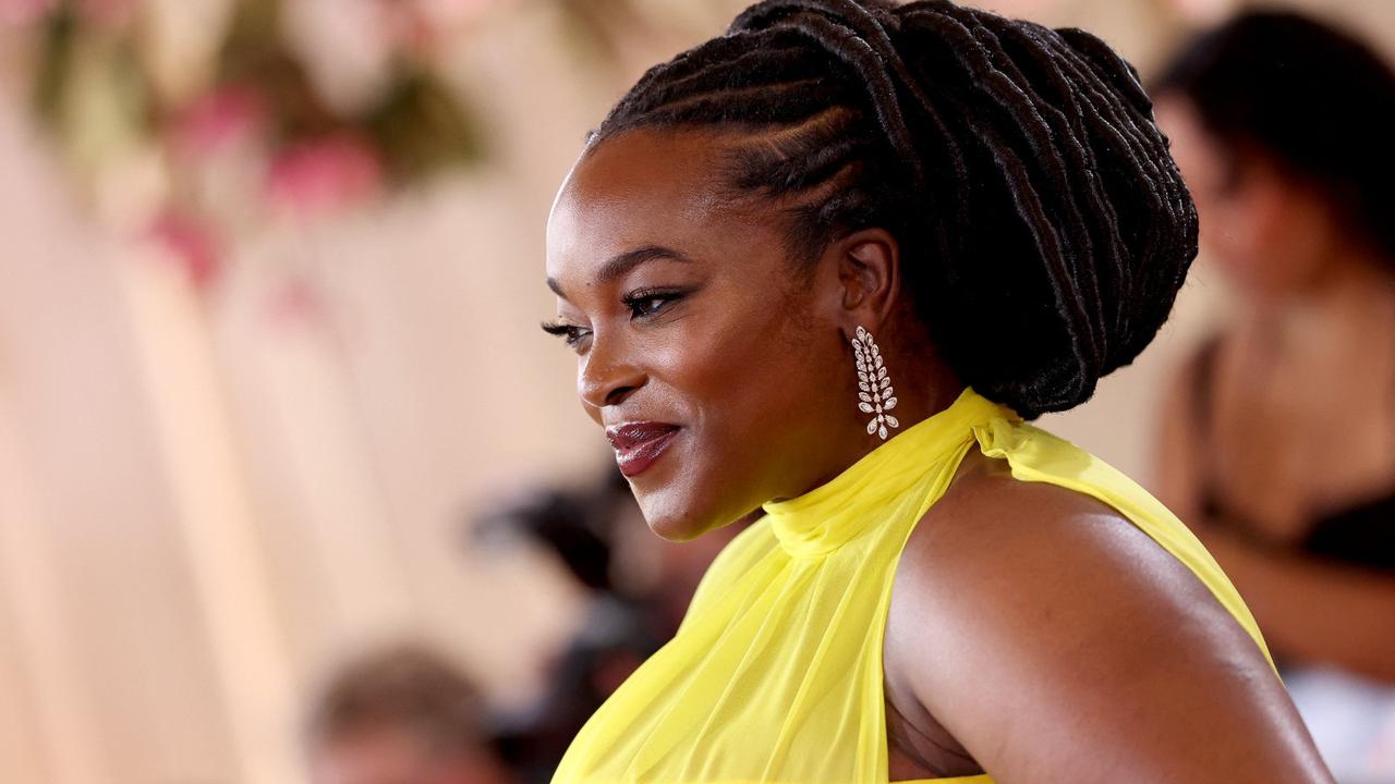 10 Inspirasi Riasan dan Gaya Rambut di Golden Globes 2026, Bibir Vampy ...
