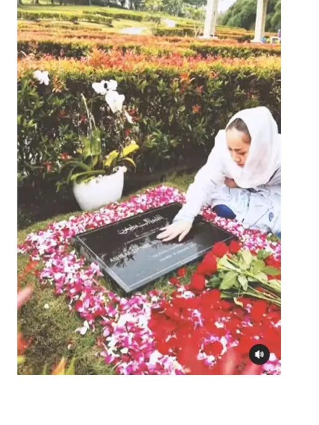 10 Momen Bunga Citra Lestari Ziarah ke Makam Ashraf Sinclair di Hari ...