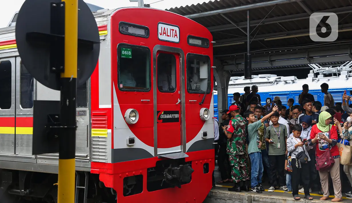 Antusiasme Warga Saksikan Parade Napak Tilas 100 Tahun Operasional KRL ...