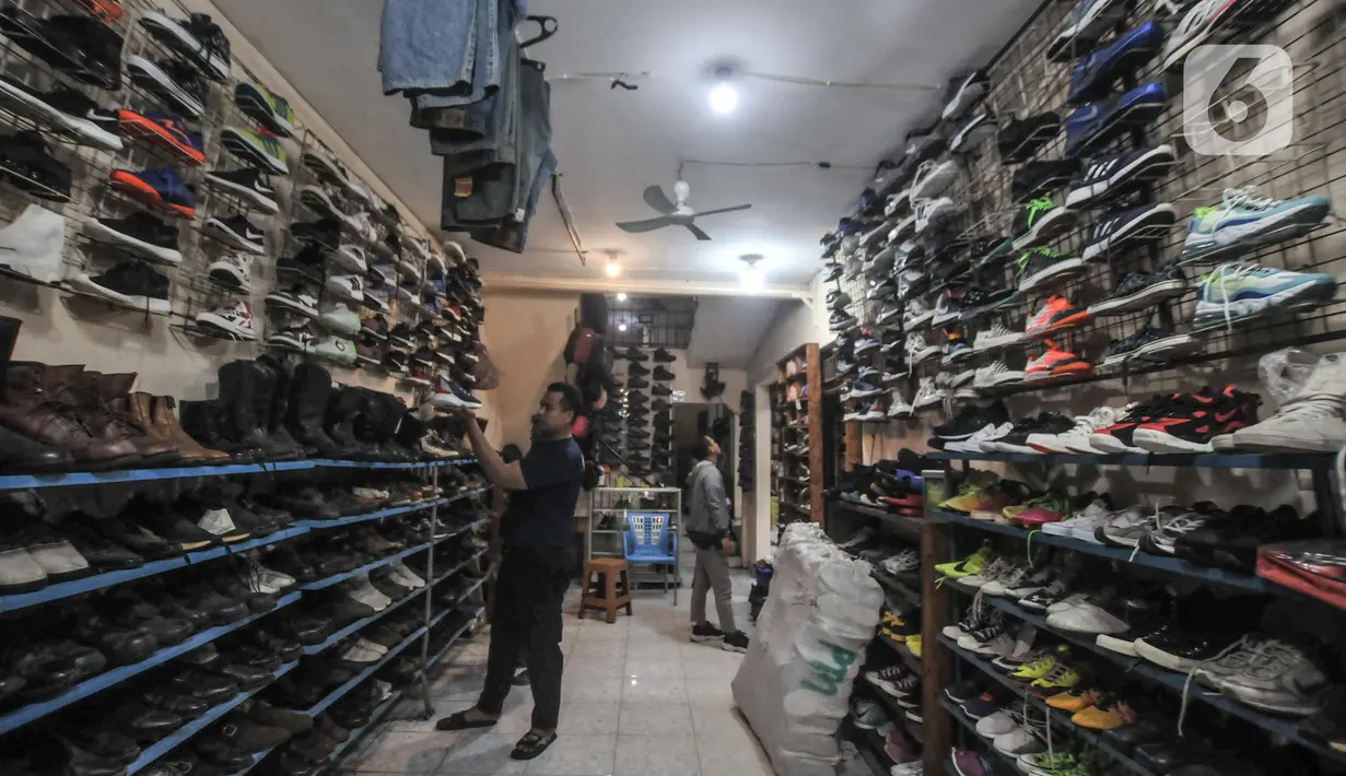 FOTO: Bursa Sepatu Impor Bekas Makin Diminati - Foto Liputan6.com