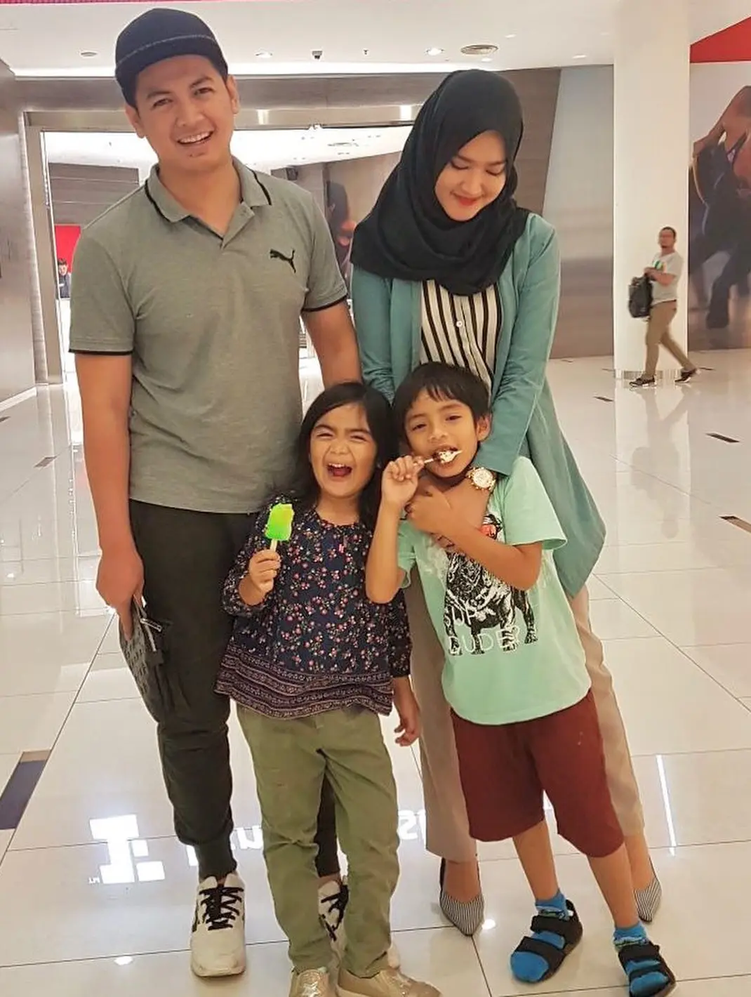 Sebulan Menikah, Ini 8 Foto Romantis Tommy Kurniawan dan Lisya Nurrahmi - Photo Fimela.com