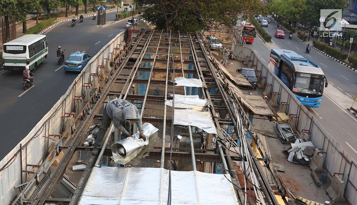 FOTO: Terimbas Proyek LRT, Halte Transjakarta Setia Budi Utara Dibongkar - Foto Liputan6.com
