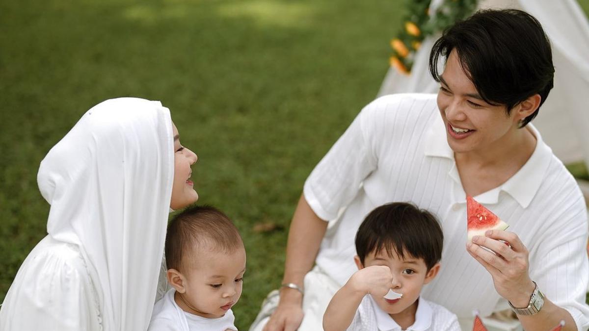 10 Gaya Estetik Dinda Hauw dan Rey Mbayang Bersama Kedua Anaknya