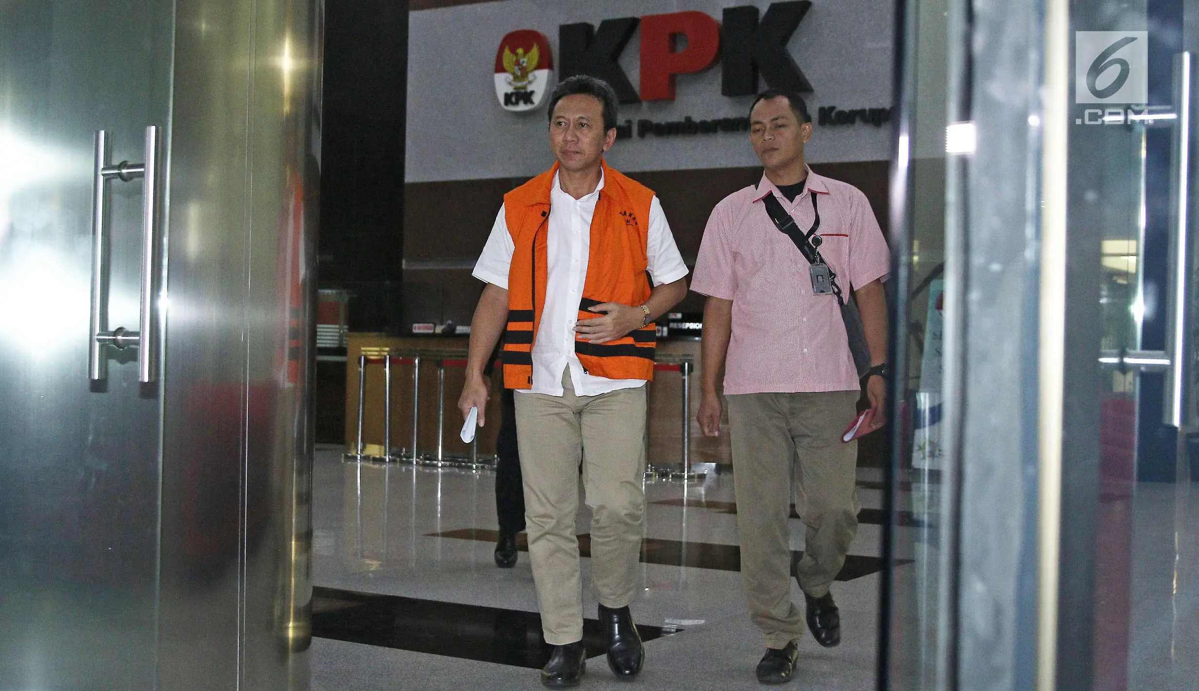 FOTO: Ekspresi Bupati Kebumen Usai Diperiksa Perdana di KPK - Foto Liputan6.com