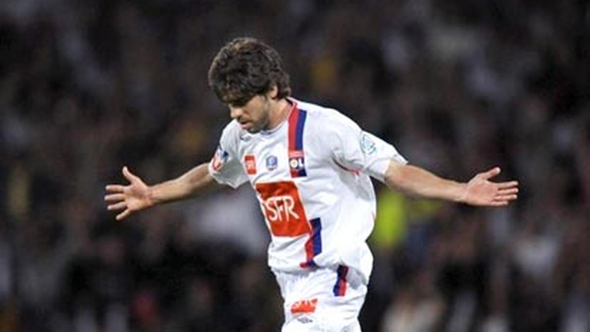 Juninho Antar Lyon ke Final - Bola Liputan6.com