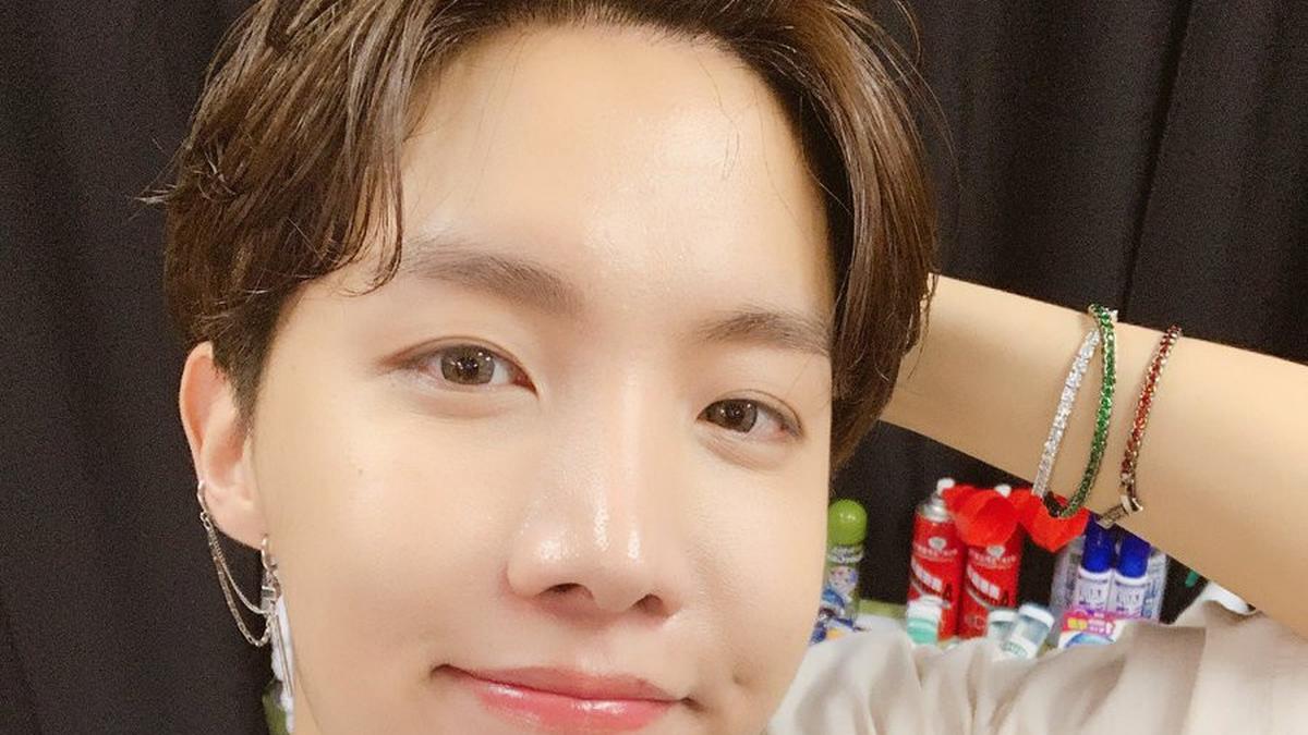 Melirik Desain dan Harga Masker Kain J-Hope BTS yang Membuat Takjub