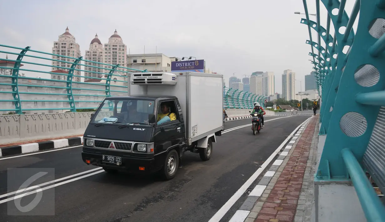 Mulai Beroperasi, Sejumlah Kendaraan Jajal Lewati Jalan Layang Permata ...