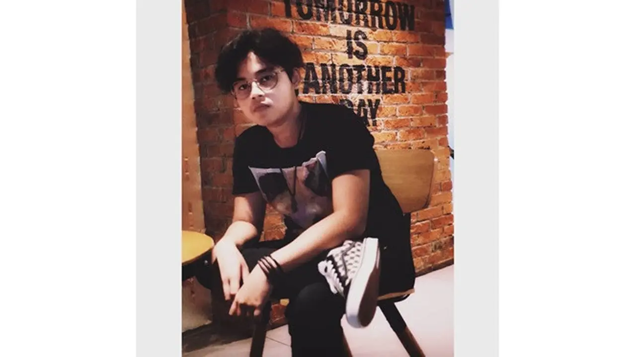 Jarang Terekspos, Ini 6 Potret Axel Anak Moldy Radja yang Jadi Penyanyi ...