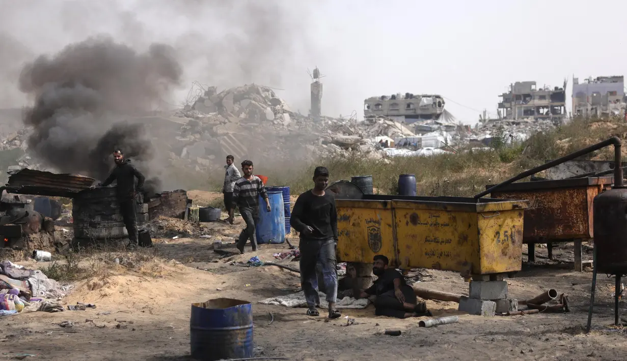 Potret Warga Gaza Mengubah Sampah Plastik Jadi Bahan Bakar Minyak