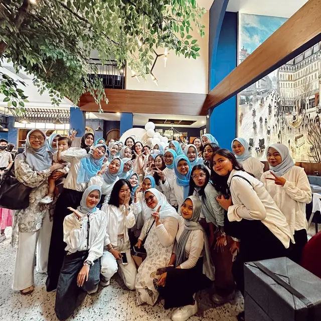 Potret Kebersamaan 6 Artis ketika Kumpul Bareng Fans, Seperti Keluarga ...