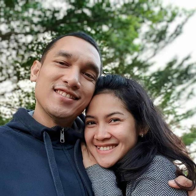6 Momen Kebersamaan Giovanni Tobing dan Istri, Selalu Harmonis - Hot ...