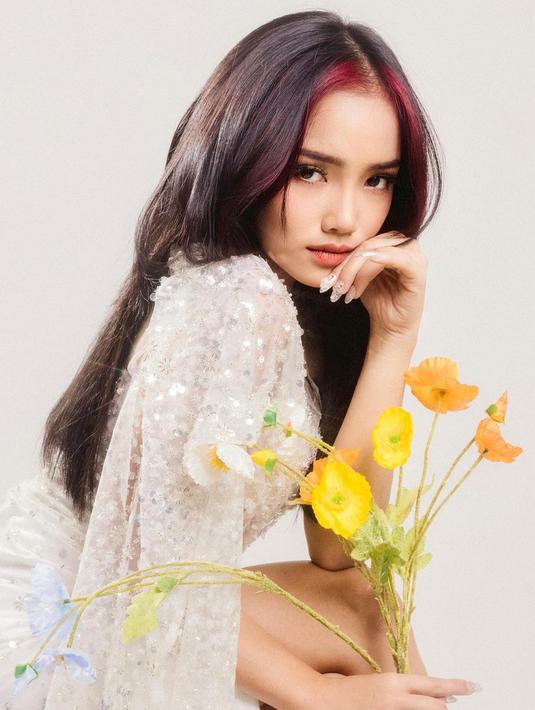 Tampil Anggun, Ini Gaya Pemotretan Fuji dengan Rambut Panjang - Foto ...