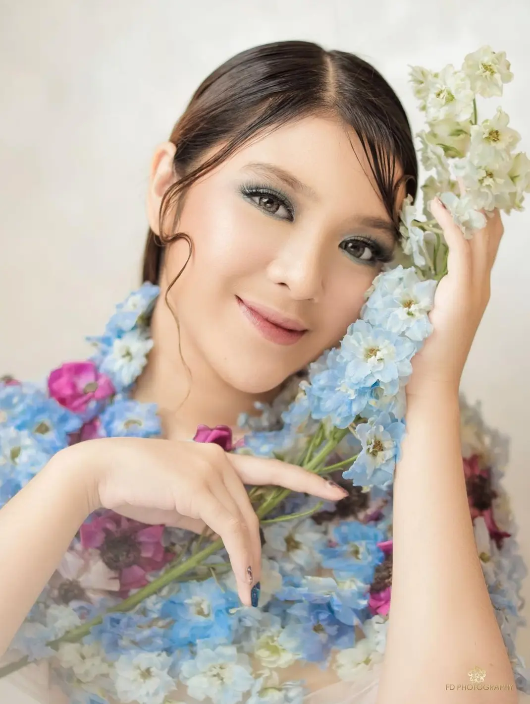 FOTO: Pesona Tiara Andini saat Pemotretan Bertabur Bunga - Foto ...