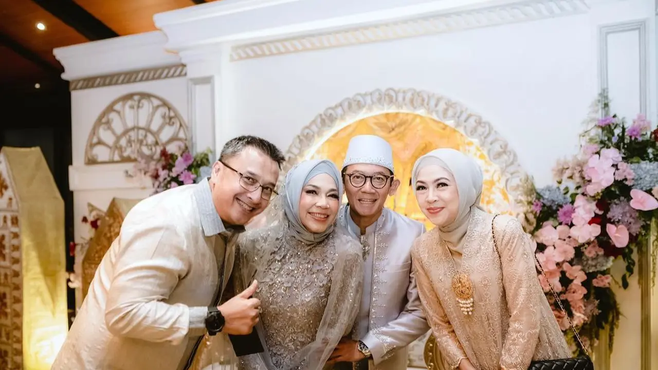 7 Potret Cantiknya Ibunda Marshanda Menikah Lagi, Sang Artis Ikut Bahagia