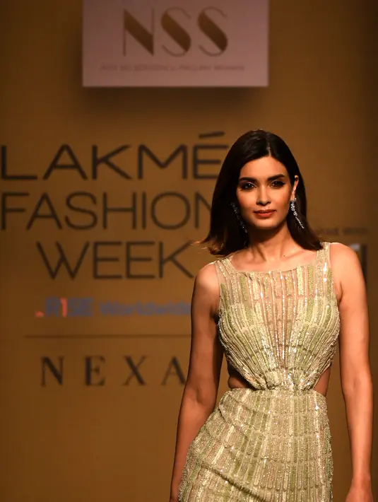 Pesona Aktris Bollywood Diana Penty di Lakme Fashion Week - Foto ...