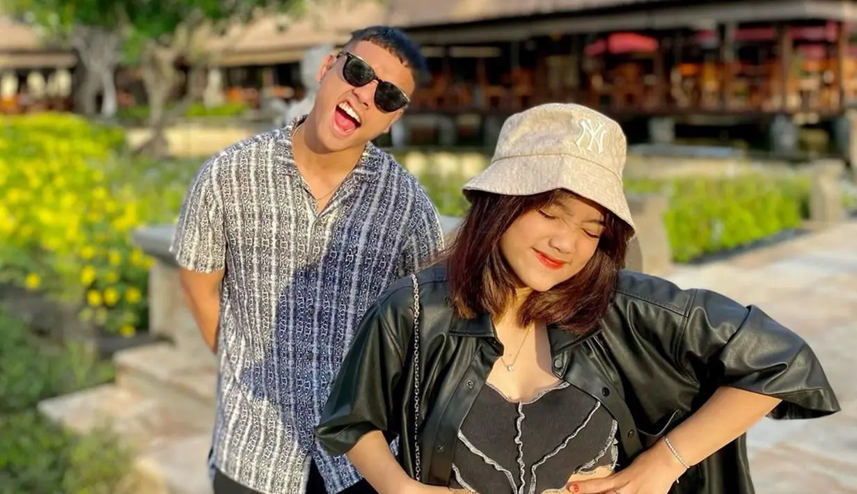 FOTO: Gaya Fuji Pakai Topi, Tampil Keren - Foto Liputan6.com