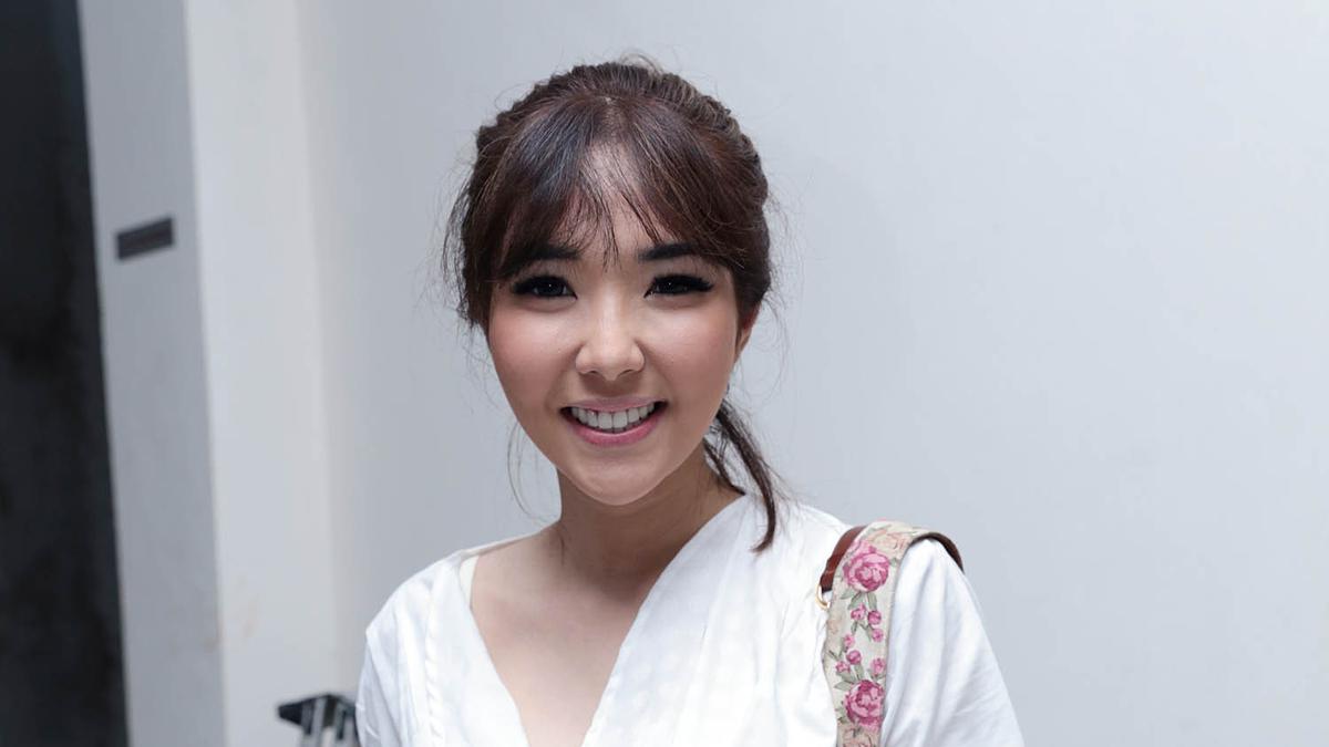 Pakai Kain Tradisional, Gisel Perlihatkan Lekuk Tubuh