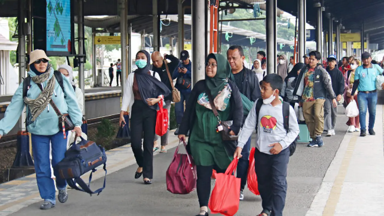 Puncak Libur Nataru, Ribuan Penumpang Tiba di Stasiun Cirebon - Regional Liputan6.com