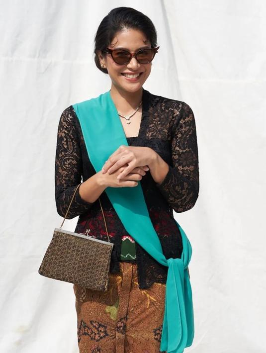 Gencar Ajak Perempuan Berkebaya, 12 Potret Cantik Dian Sastro Beraktivitas Sehari-hari Kenakan ...