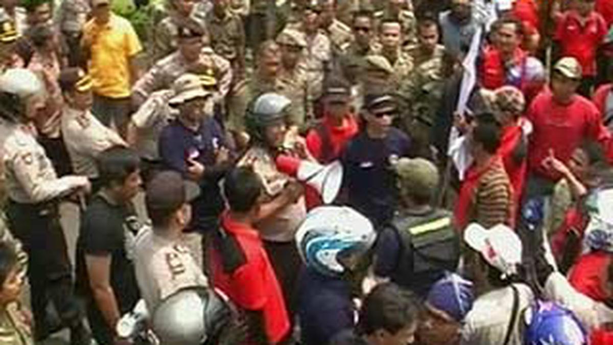 Buruh Berdemo Dihadapi Satpol PP - News Liputan6.com
