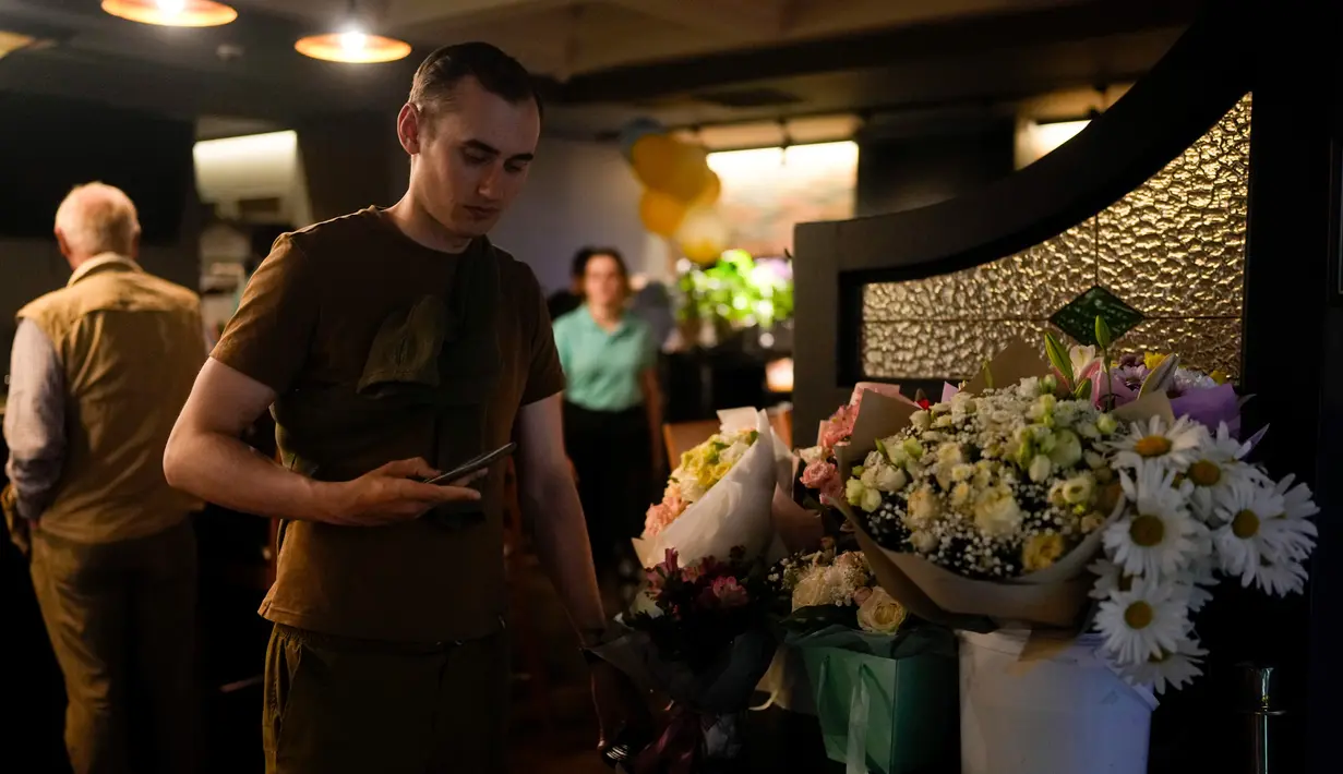 FOTO: Belajar Tetap Waras di Tengah Kengerian Perang Ukraina - Foto ...