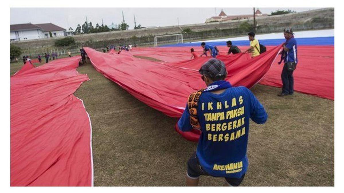 Bendera Merah Putih Terbesar Milik Suporter Indonesia - Video Bola.com