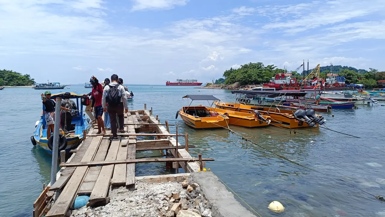 Berkereta ke Pulau Merak Kecil, Wisata 'Low Budget' di Ujung Barat ...