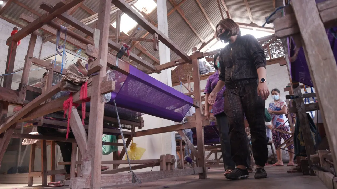 Mengenal Tenun Endek Bali, Fungsi, Motif, dan Proses Produksinya - Hot ...