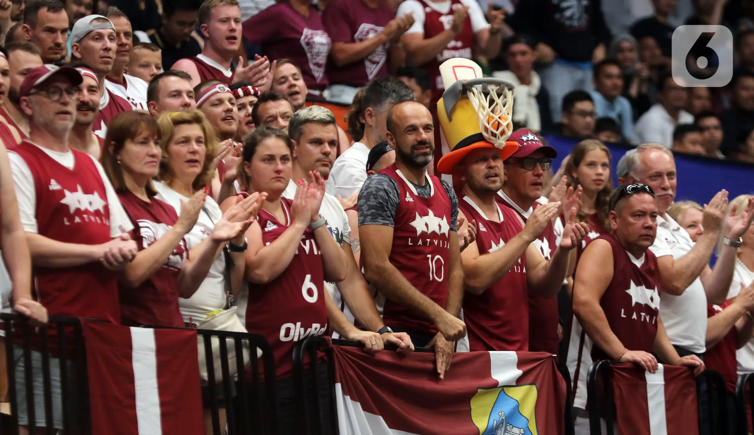 Aksi Suporter Latvia dan Kanada Beri Dukungan di Laga Pamungkas Grup H ...