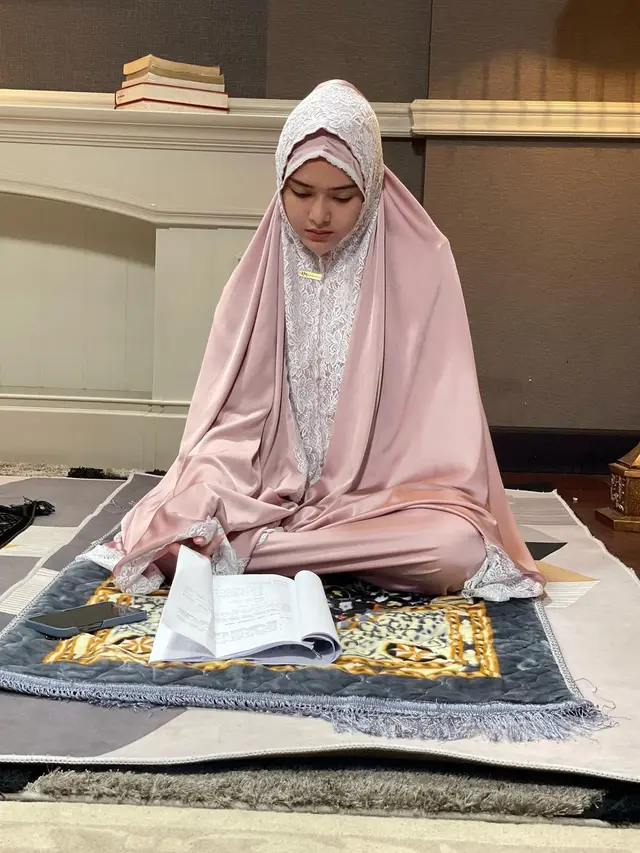 7 Potret Amanda Manopo Pakai Mukena, Curi Perhatian - Hot Liputan6.com