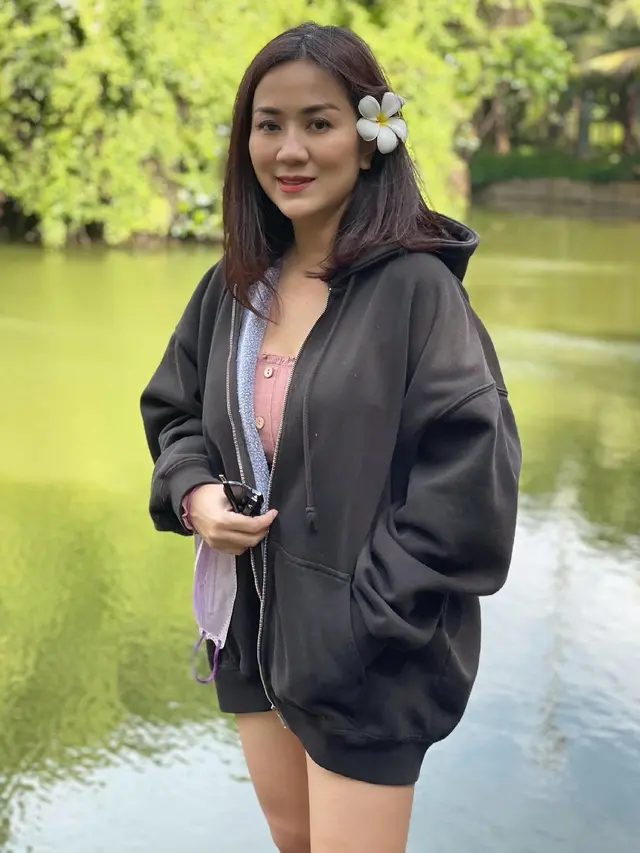 Sudah Jadi Janda, Ini 7 Potret Seru Tante Ernie saat Liburan - Hot Liputan6.com