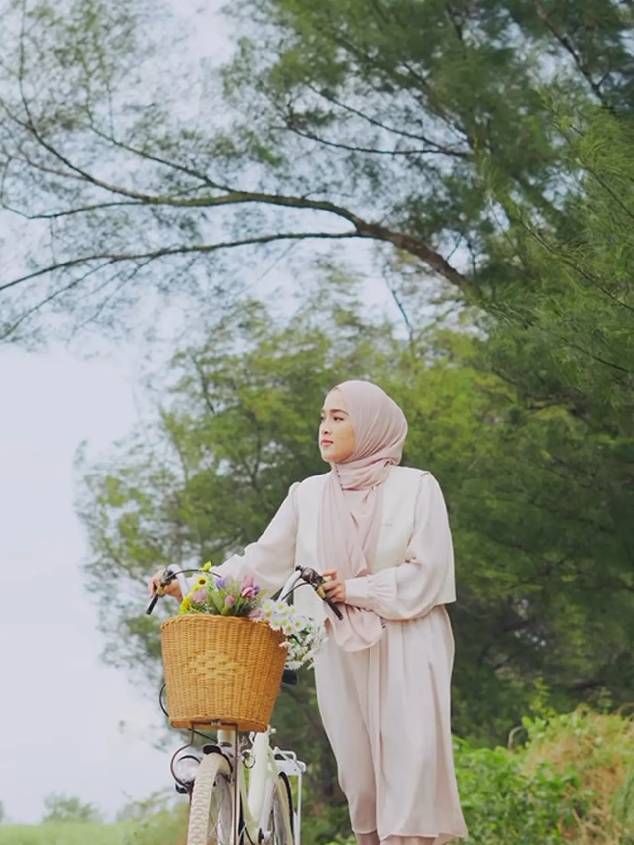 6 Inspirasi OOTD Ririe Fairuz Liburan Nikmati Alam, Cantik dan Menyatu