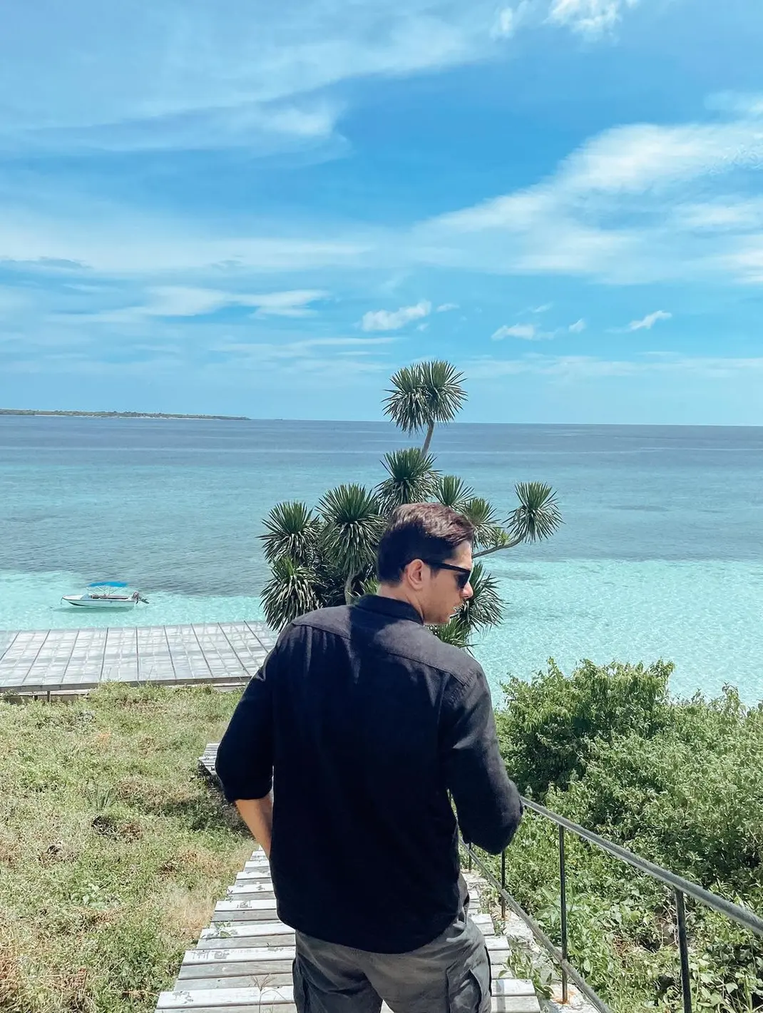 Potret Ganteng Andrew Andika Pakai Kacamata, Makin Macho - Foto ...