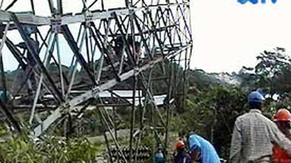 Bukit Longsor, Sutet PLN Samarinda Roboh - News Liputan6.com