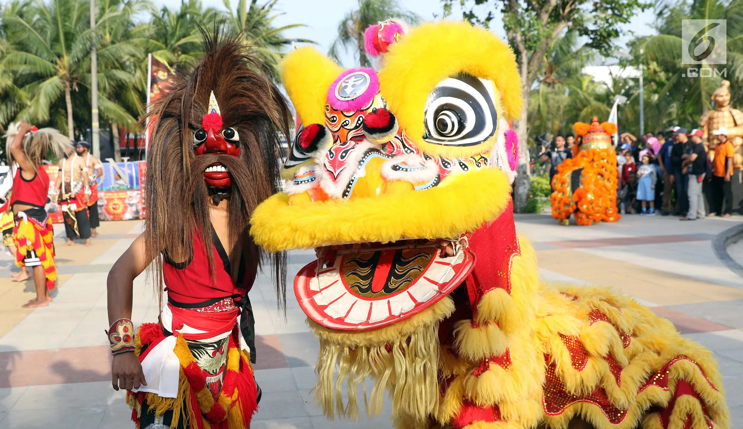 FOTO: Sambut Imlek, Reog Ponorogo dan Barongsai Tampil Bersama - Foto ...