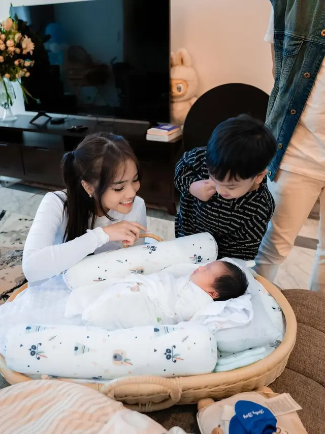 7 Potret Fuji dan Fadly Faisal Jenguk Baby Jyad Anak Shandy Purnamasari ...