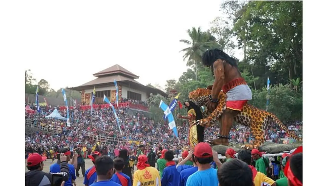 Momen Perayaan Ritual 1 Suro di Gunung Kawi, Kirab Sesaji hingga Bakar ...