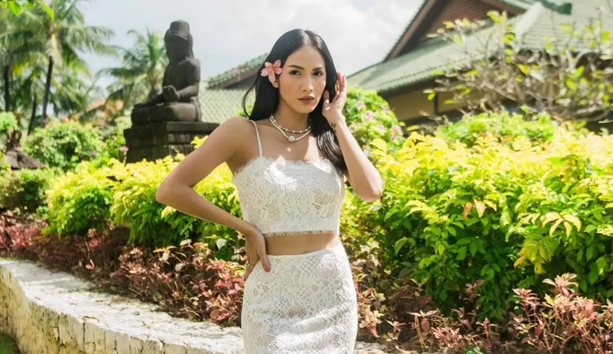 Pesona Aulia Sarah dengan Hiasan Bunga Kamboja di Telinganya, Auranya ...