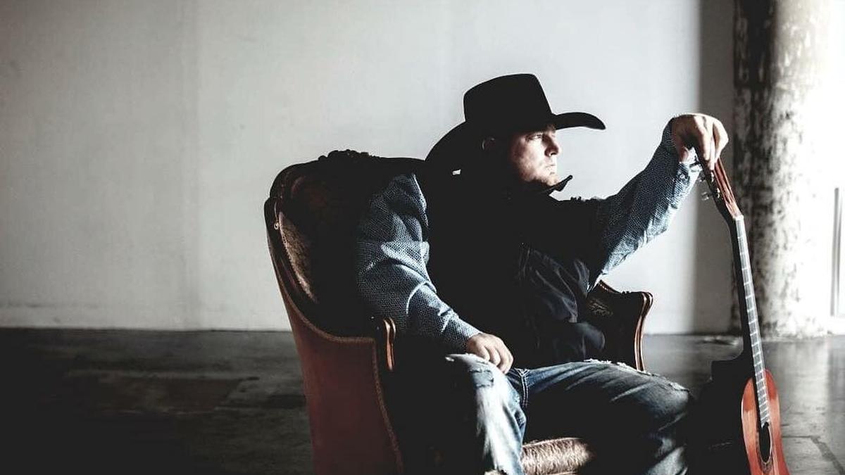 Penyanyi Justin Carter Tewas, Diduga Tertembak Pistol untuk Syuting ...