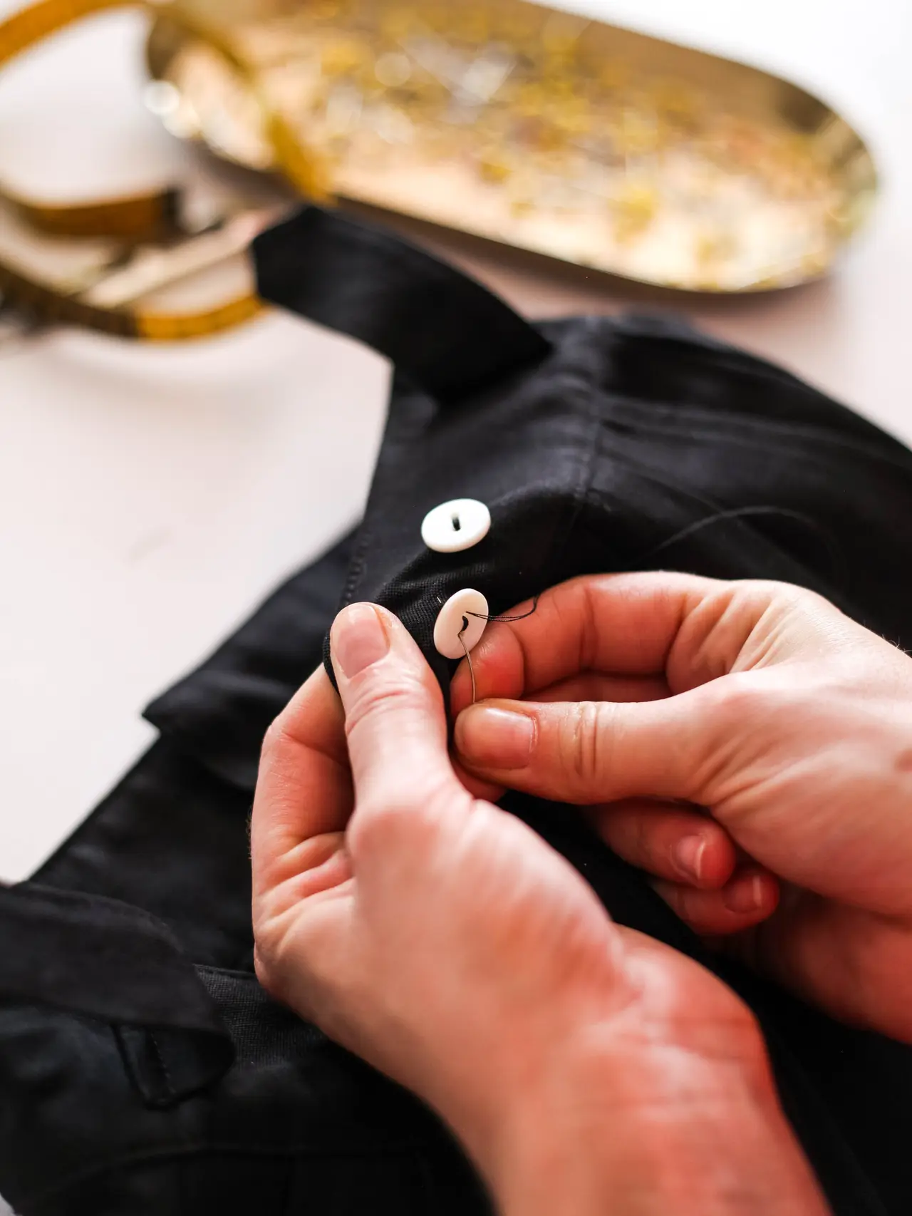 4 Langkah Simpel Memasang Kancing Baju Sehingga Terpasang Rapi dan Kuat