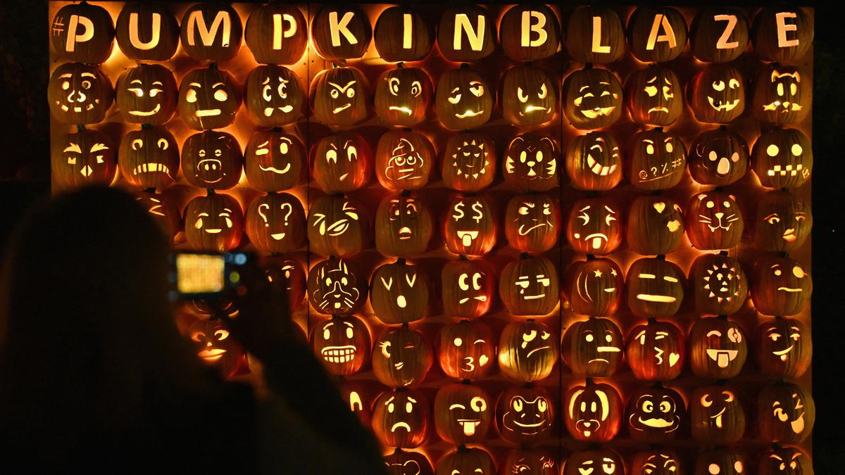 Berbagai Ukiran Labu Bercahaya Menyambut Halloween