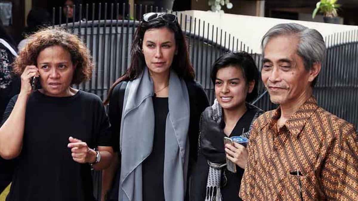 Sophia Latjuba Setia Temani Jenazah Ibunda Indra Lesmana