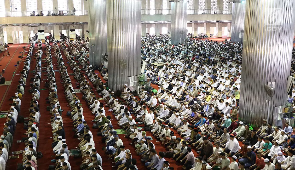 FOTO: Bernuansa Idul Fitri, Umat Muslim Salat Jumat Berjamaah di Masjid ...