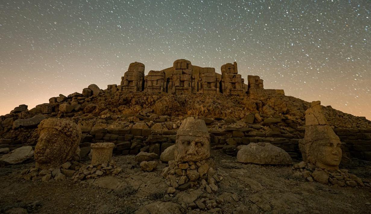 FOTO: Patung Kepala Batu Besar di Situs Arkeologi Gunung Nemrut - Foto ...