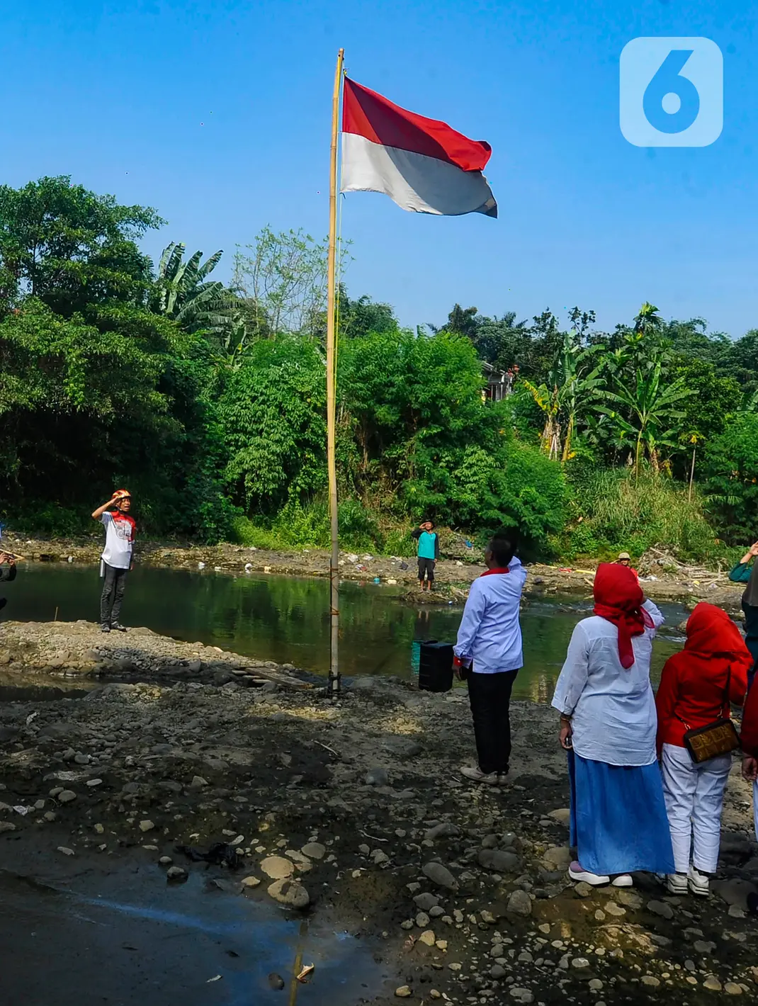 Suasana Khidmat Pengibaran Bendera Merah Putih di Sungai Ciliwung Bogor - Foto Liputan6.com