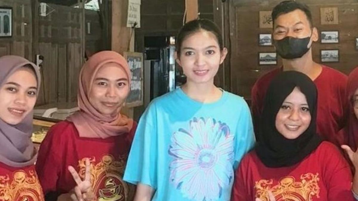 Foto Bareng Warga di Restoran, Selvi Ananda Tampil Simpel dengan Kaus ...