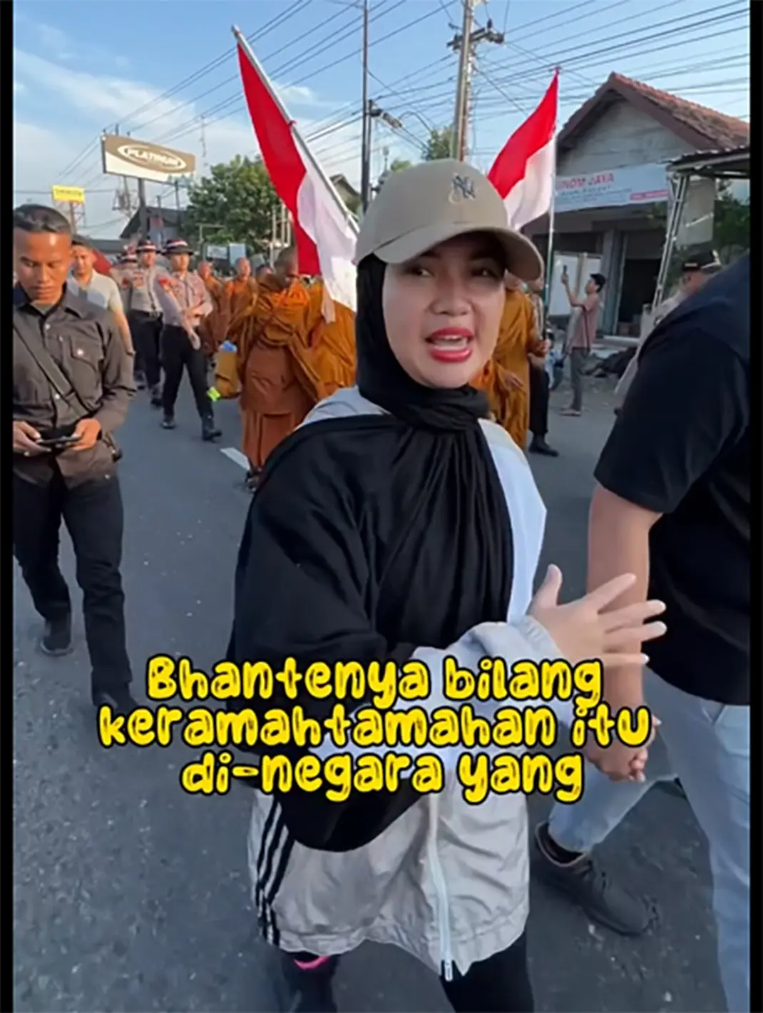 Potret Chacha Frederica dan Suami Jalan Kaki Lepas Biksu yang Jalan ...