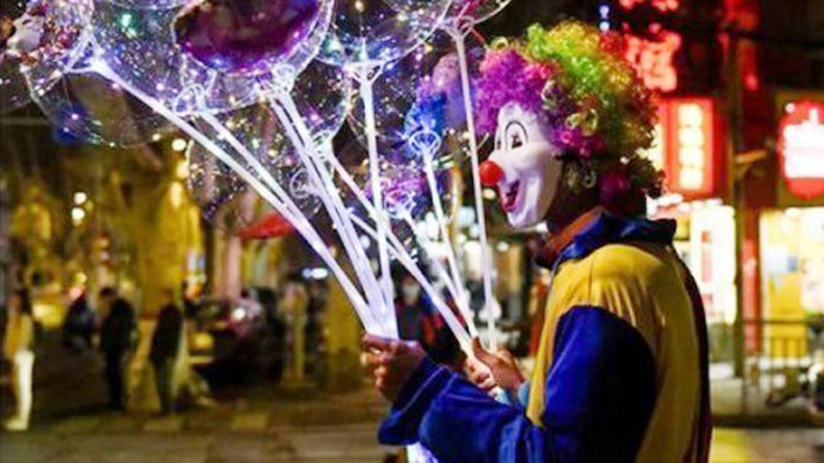 Kisah Pilu Pria Jadi Badut, Banting Tulang Demi Biaya Pengobatan Putrinya