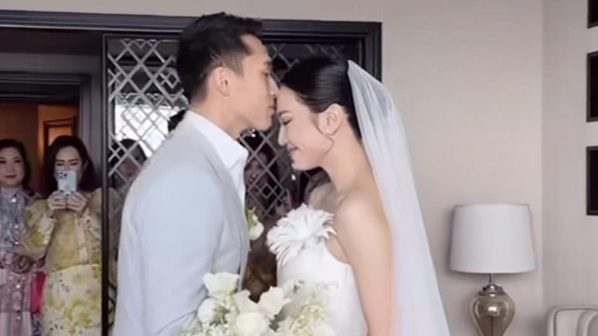 6 Penampilan Elegan Shanju Dibalut Gaun Pernikahan Putih yang Resmi Menikah dengan Pebulu ...